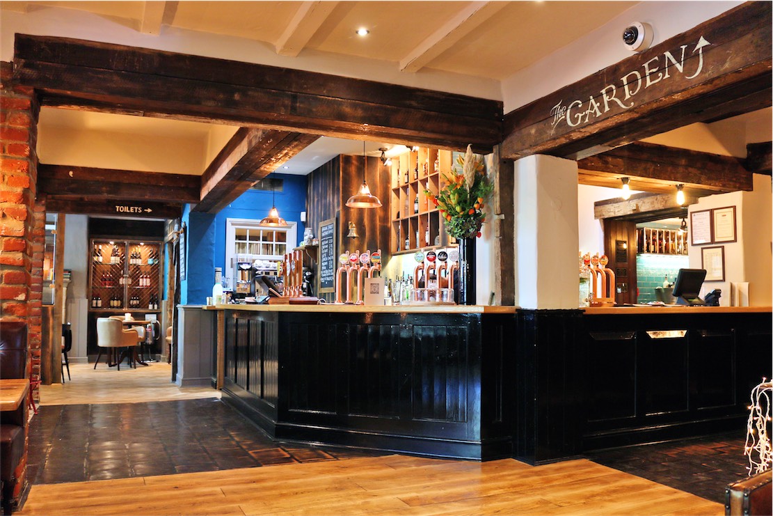 Take a 360 tour of Queen's Head Pub and Restaurant in Brook Green