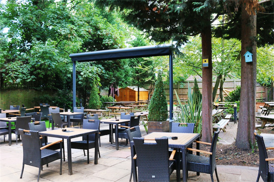 Take a 360 tour of Queen's Head Pub and Restaurant in Brook Green